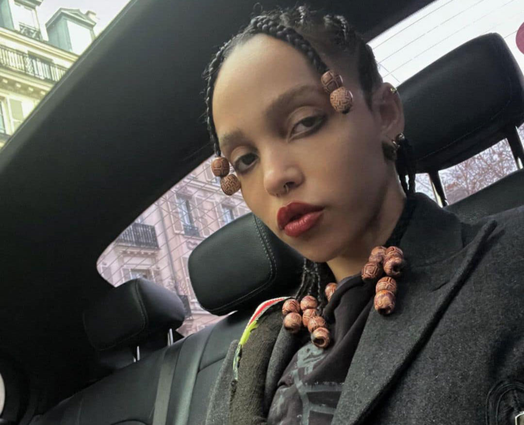 Η FKA Twigs απαντά στην απαγορευμένη διαφήμιση του Calvin Klein: «Δεν ...